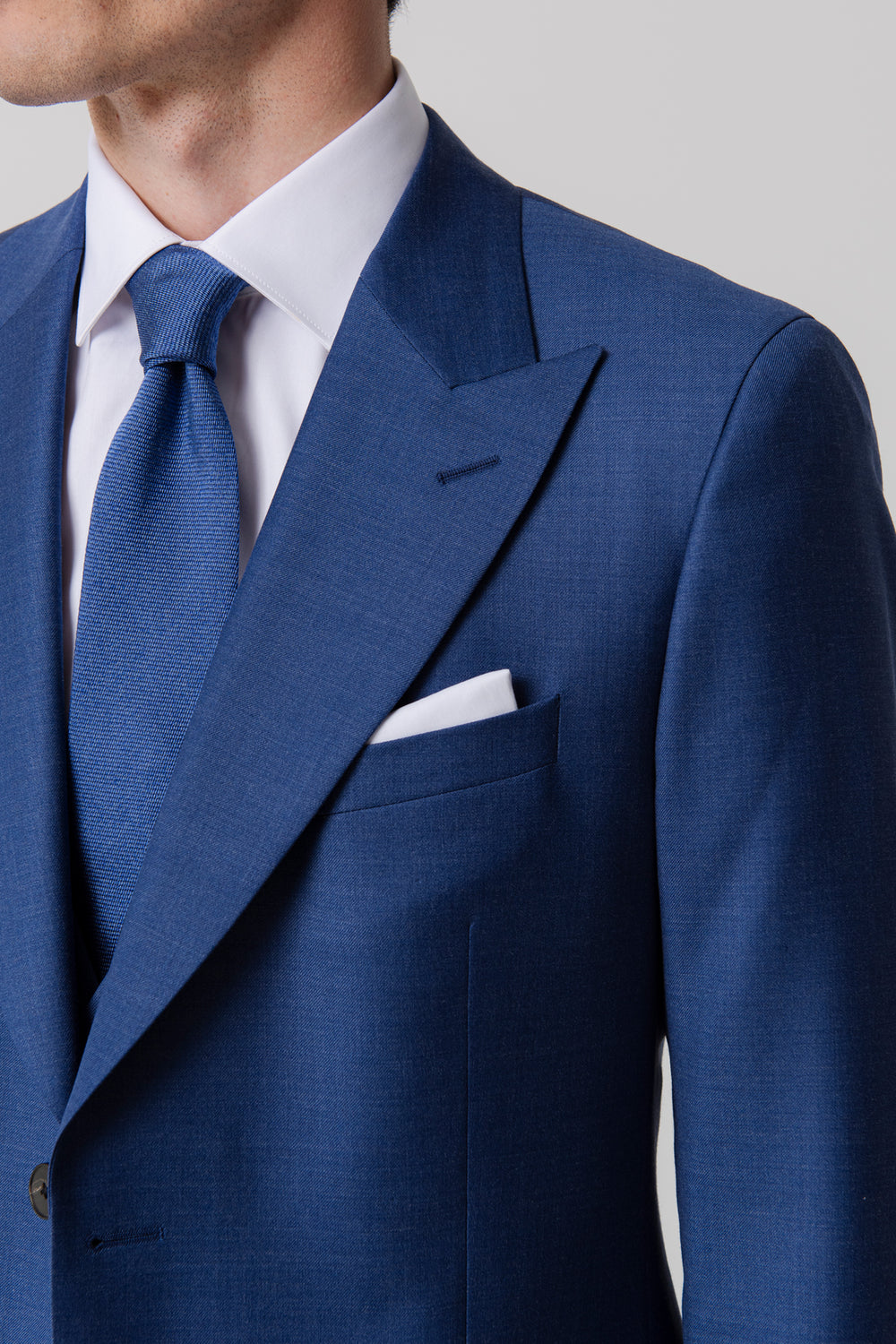 Costumes et prêt-à-porter pour homme moderne et élégant