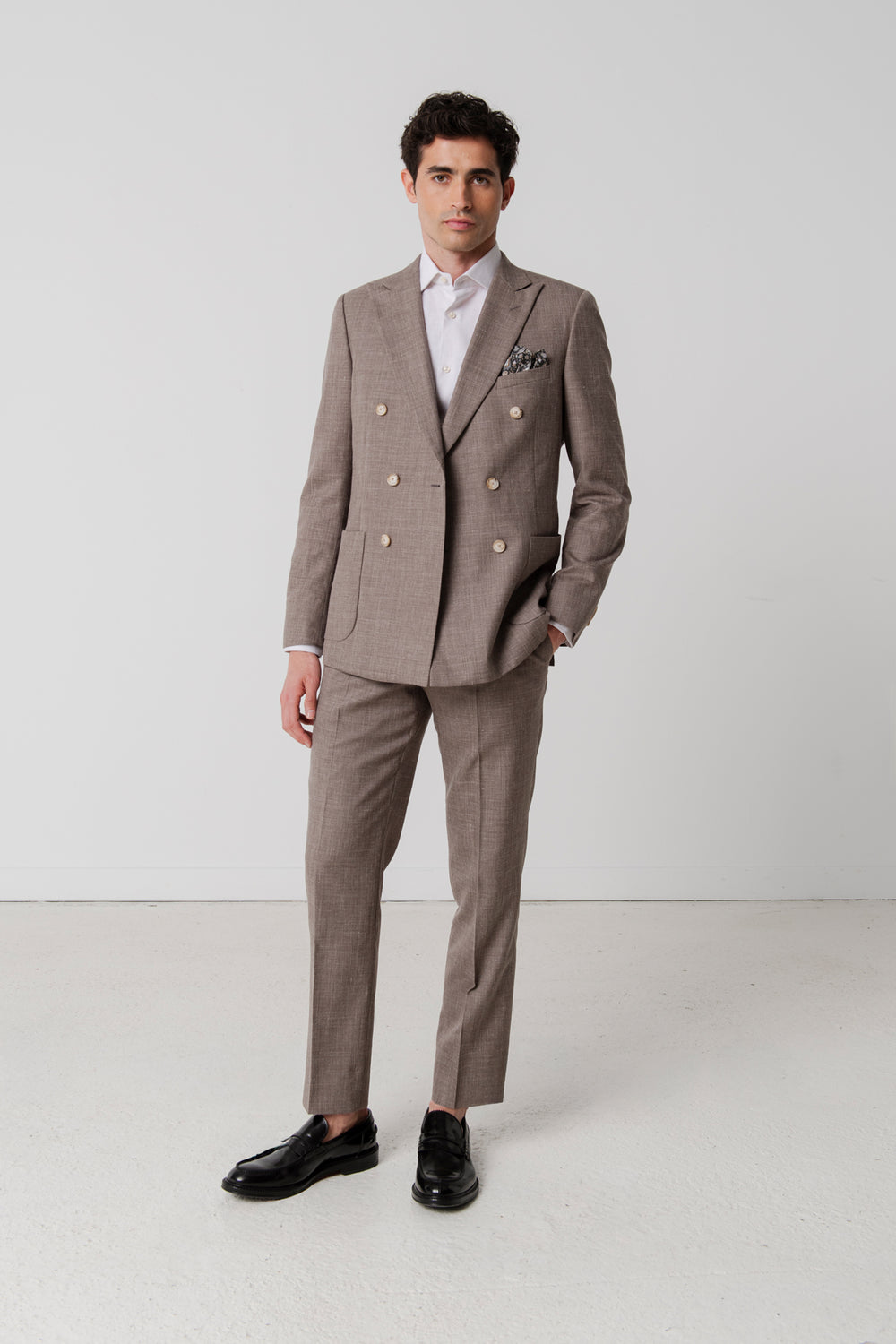 Costumes et prêt-à-porter pour homme moderne et élégant
