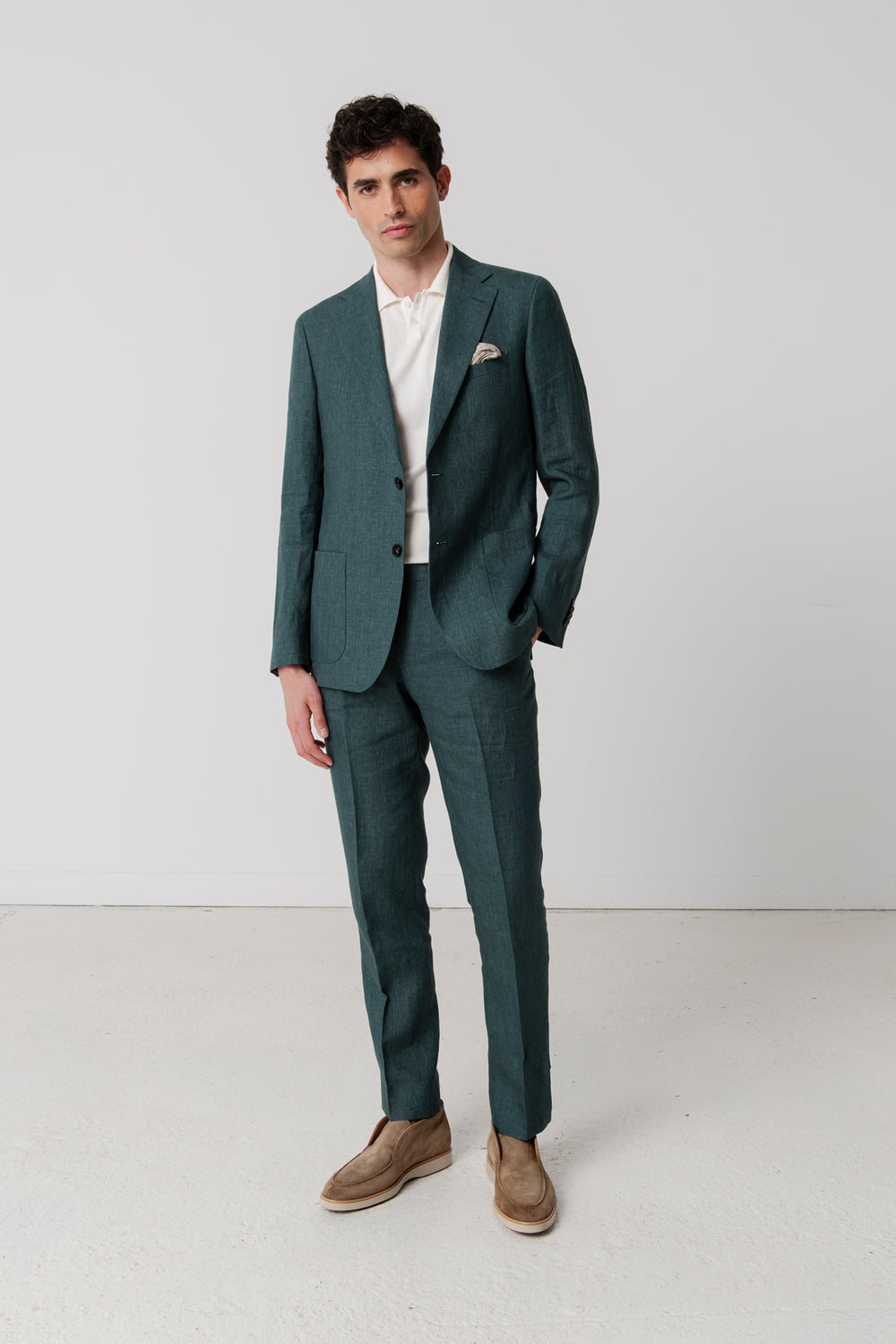 Costumes et prêt-à-porter pour homme moderne et élégant