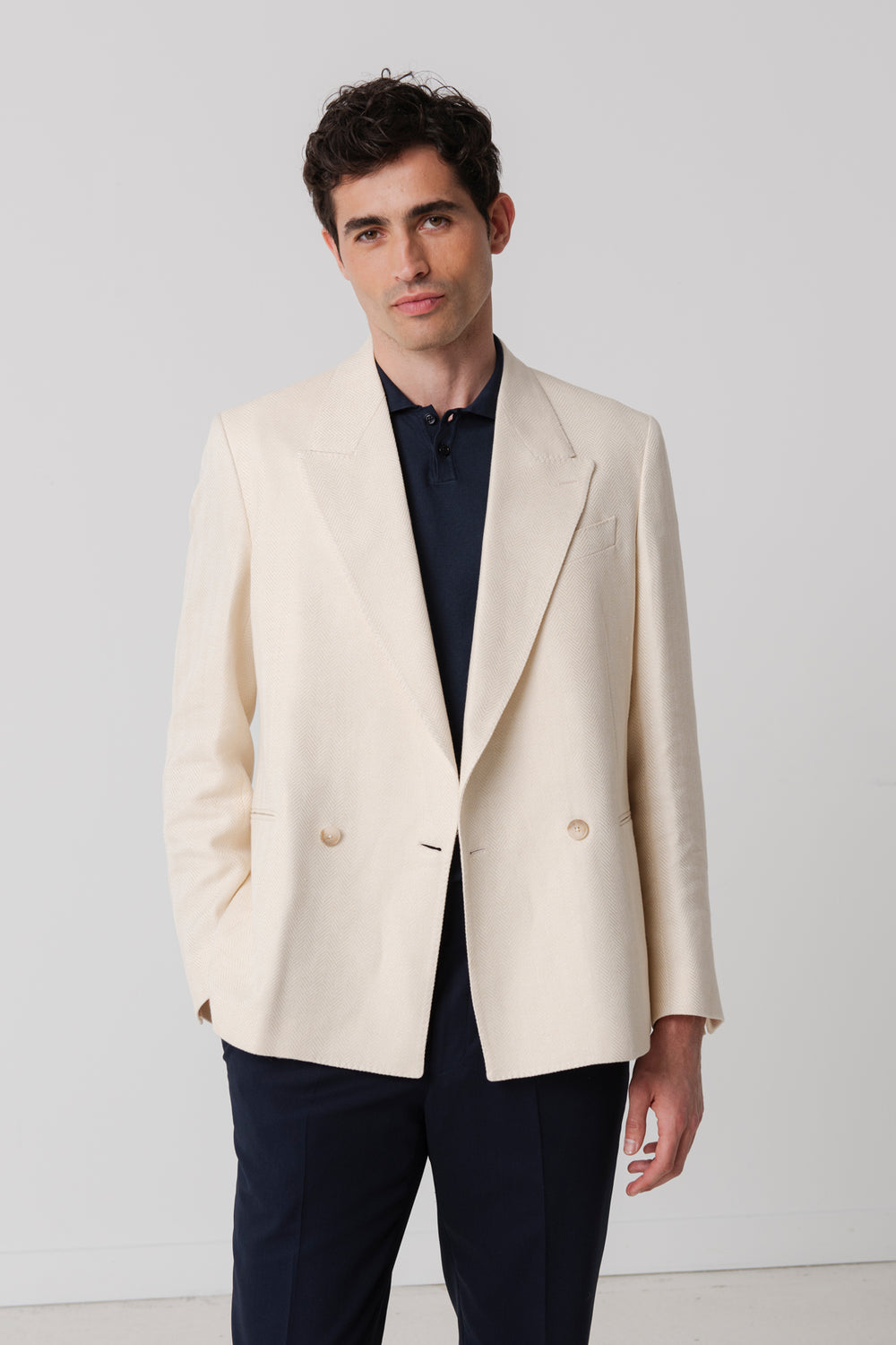 Costumes et prêt-à-porter pour homme moderne et élégant