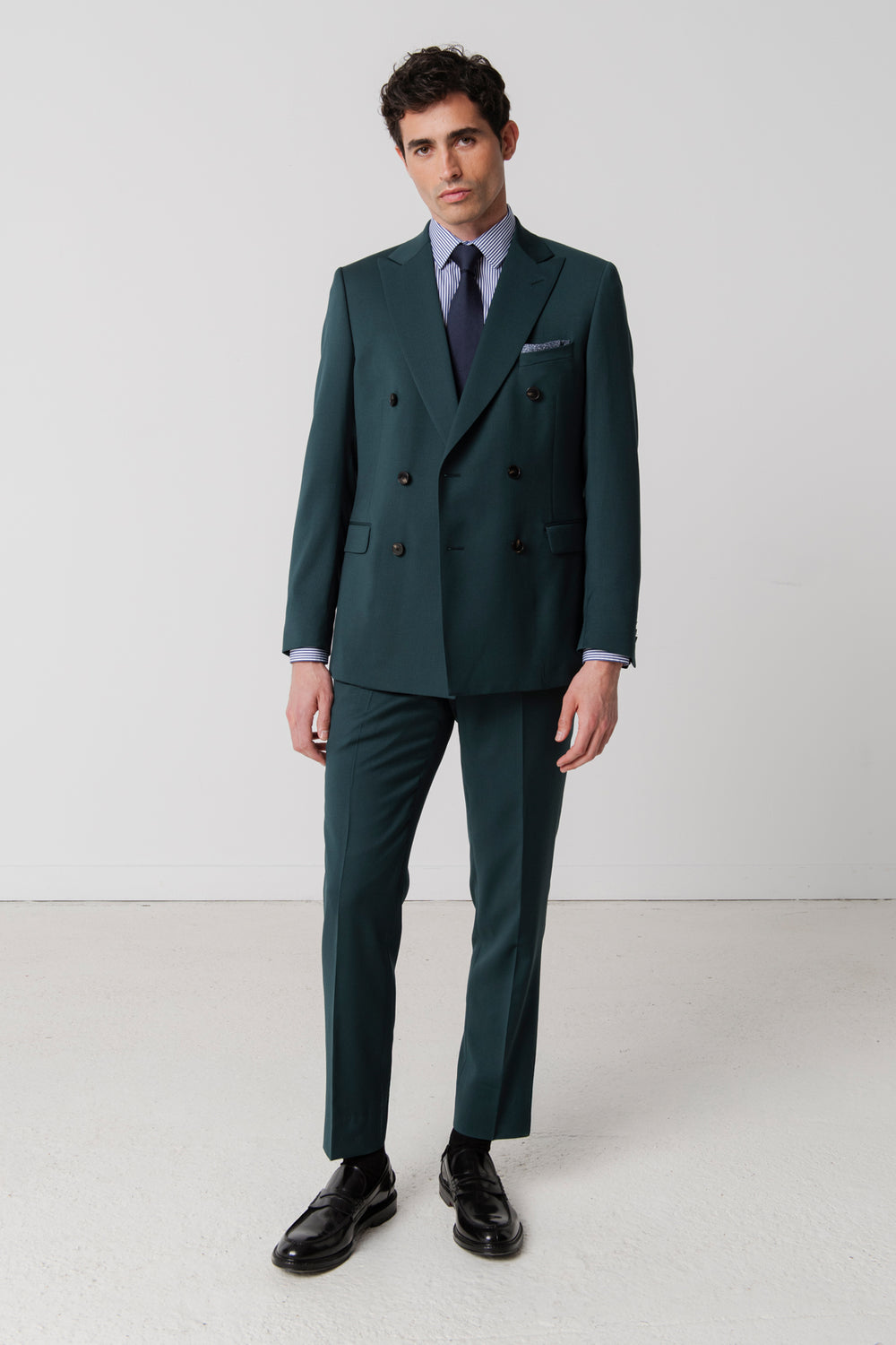 Costumes et prêt-à-porter pour homme moderne et élégant