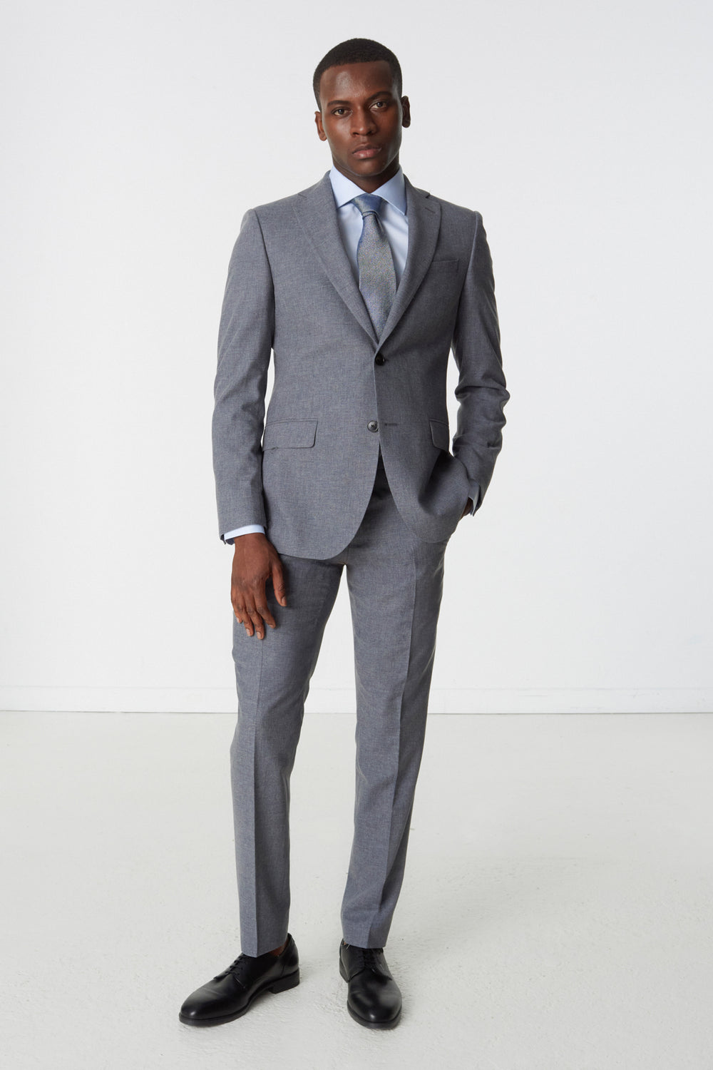 Costumes et prêt-à-porter pour homme moderne et élégant