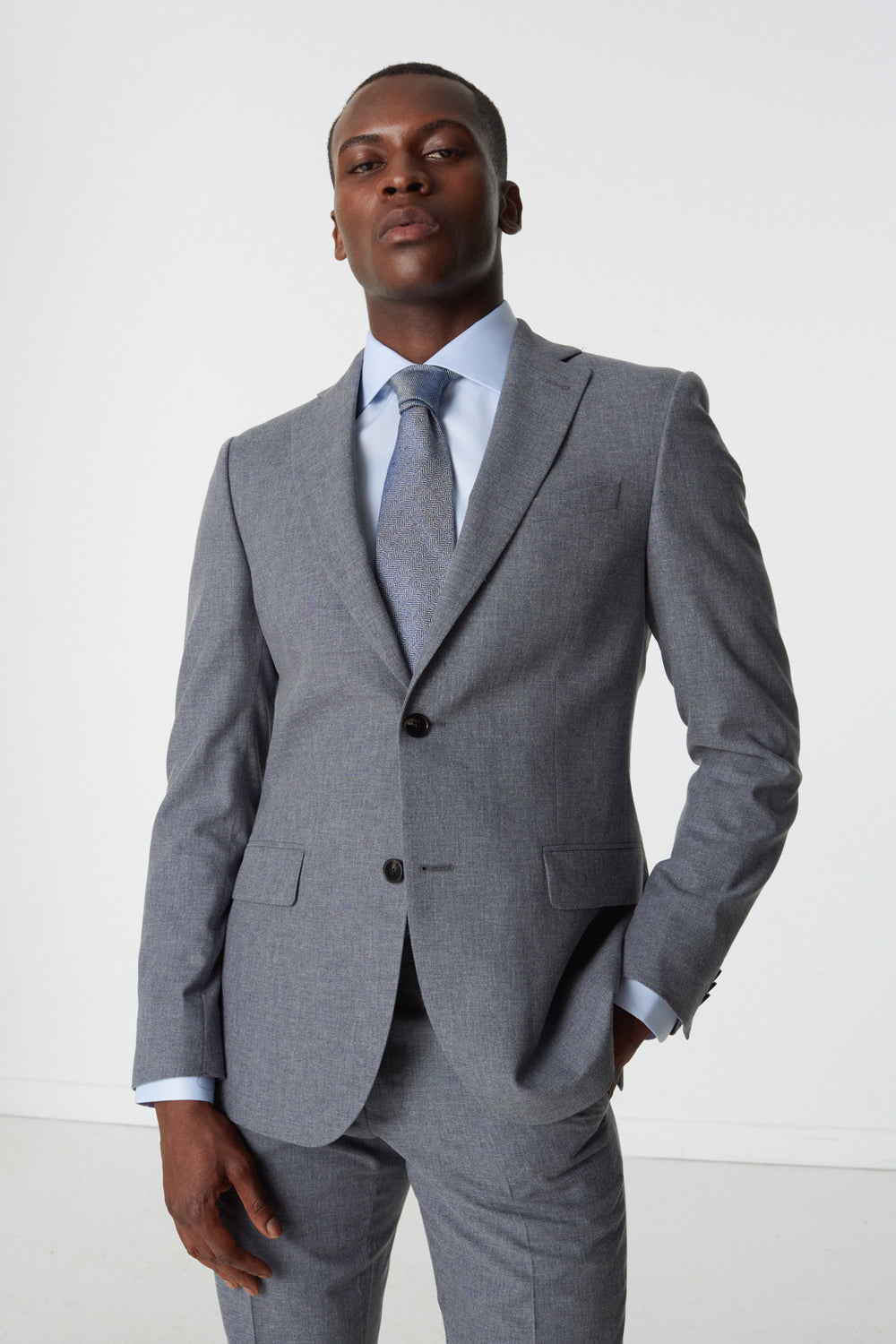 Costumes et prêt-à-porter pour homme moderne et élégant