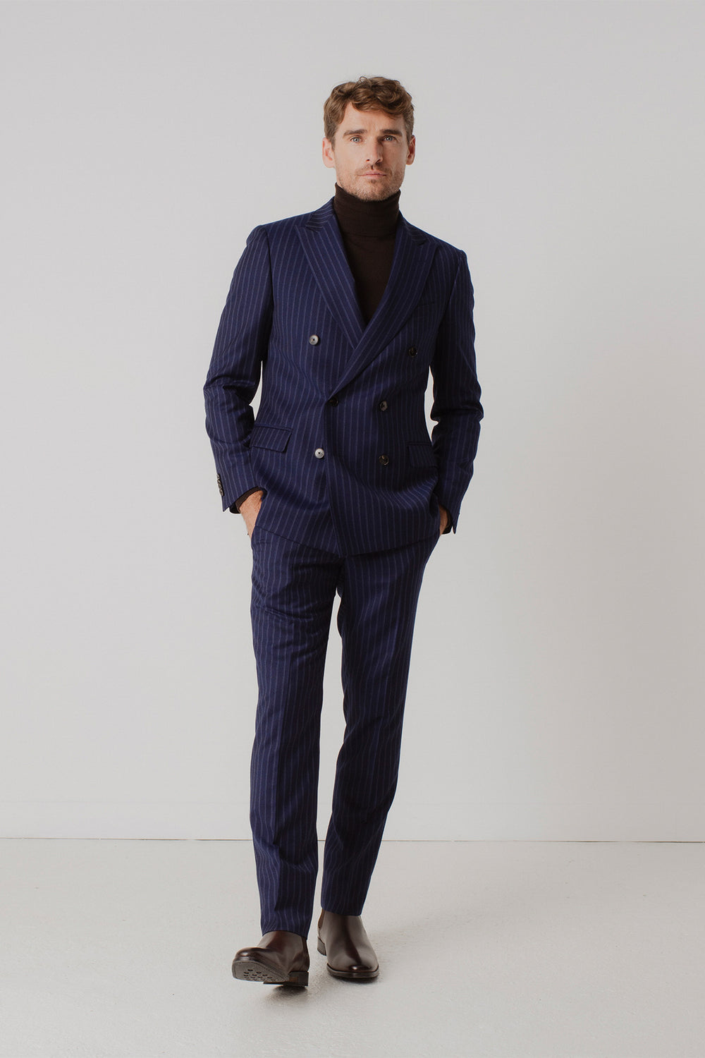 Costumes et prêt-à-porter pour homme moderne et élégant